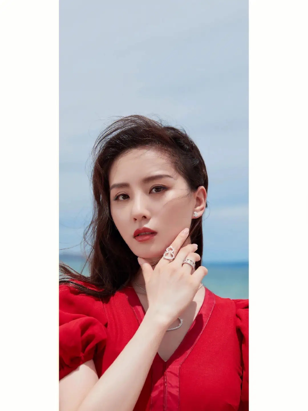 A group photo reveals the real face behind Liu Shishi's mask - iNEWS