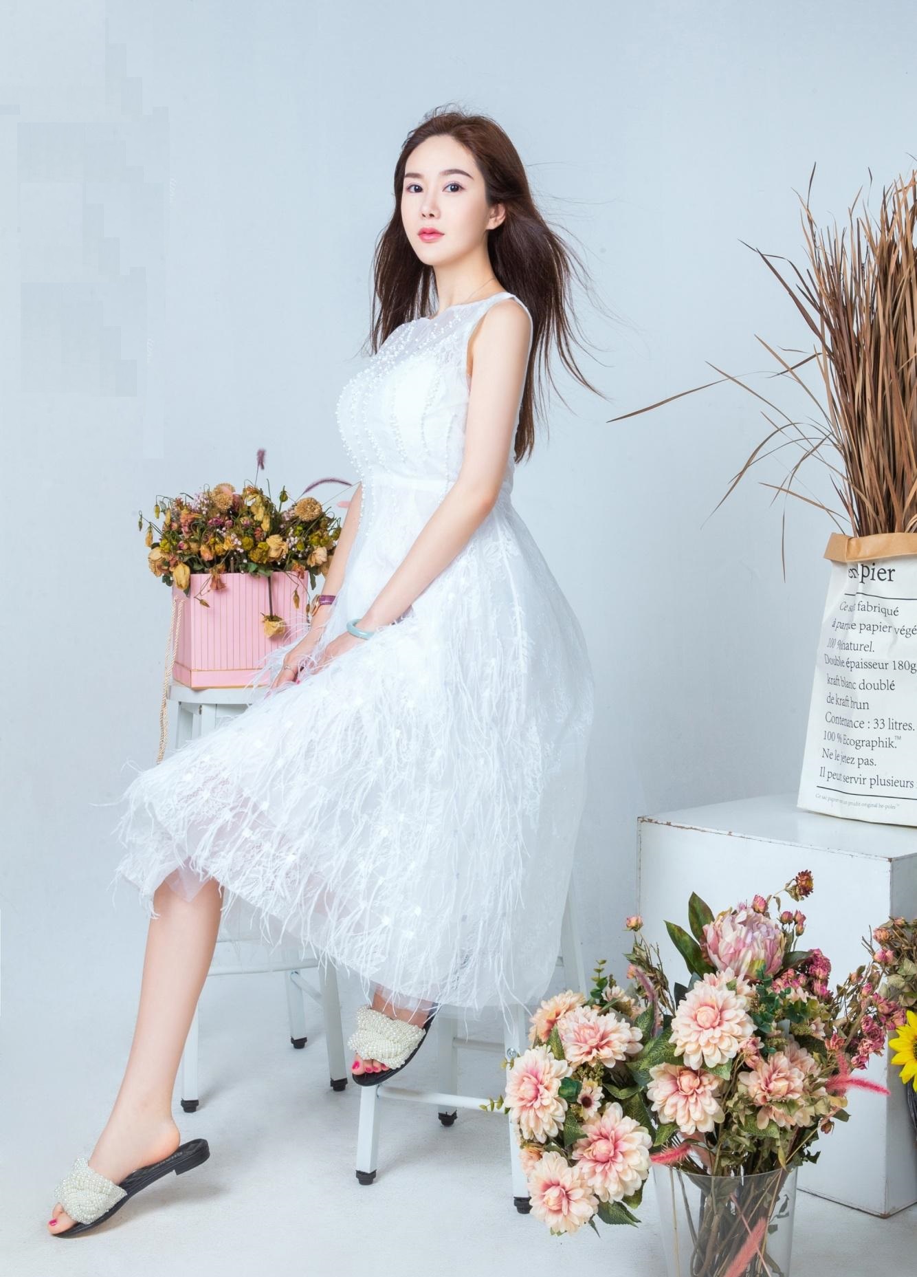 The fashion elements of the white dress make it one of the favorite ...