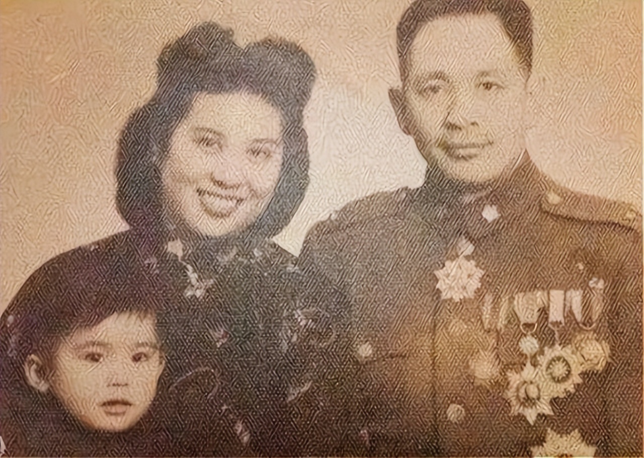 Movie star Qin Han's father was a senior general of the national army ...