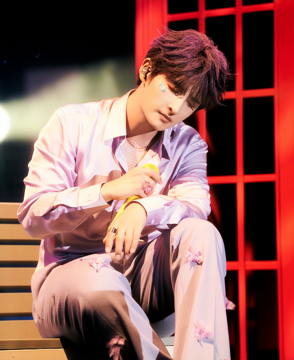 At Zhang Yuan's concert, male fans wore a veil to watch the concert ...