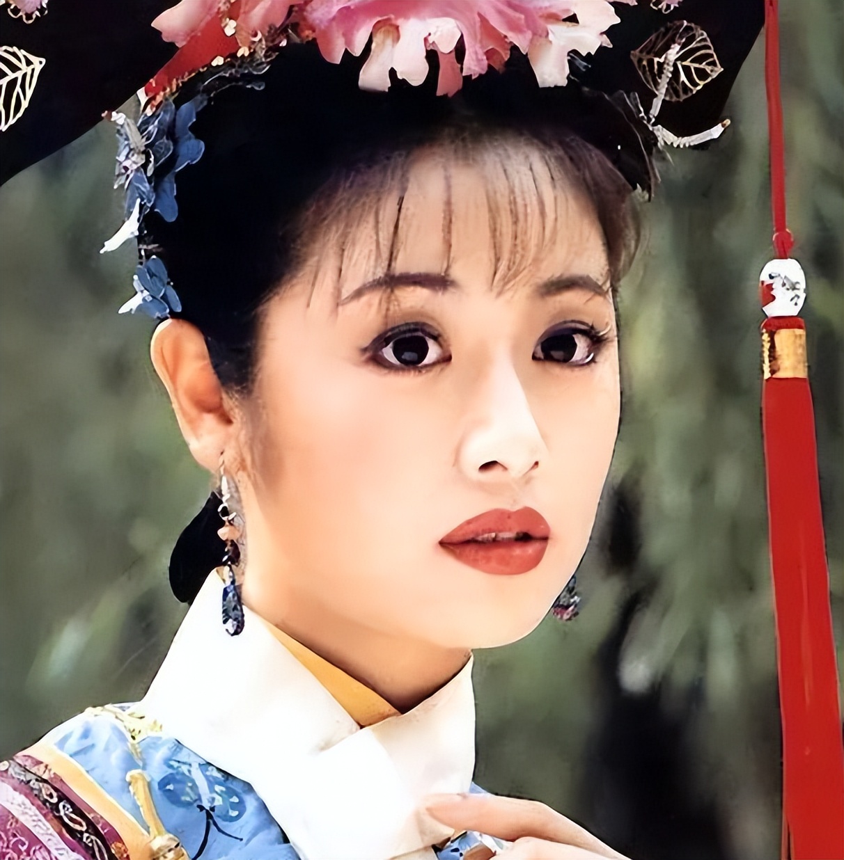 47-year-old Lin Xinru is wearing a tender pink skirt, and looks like a ...