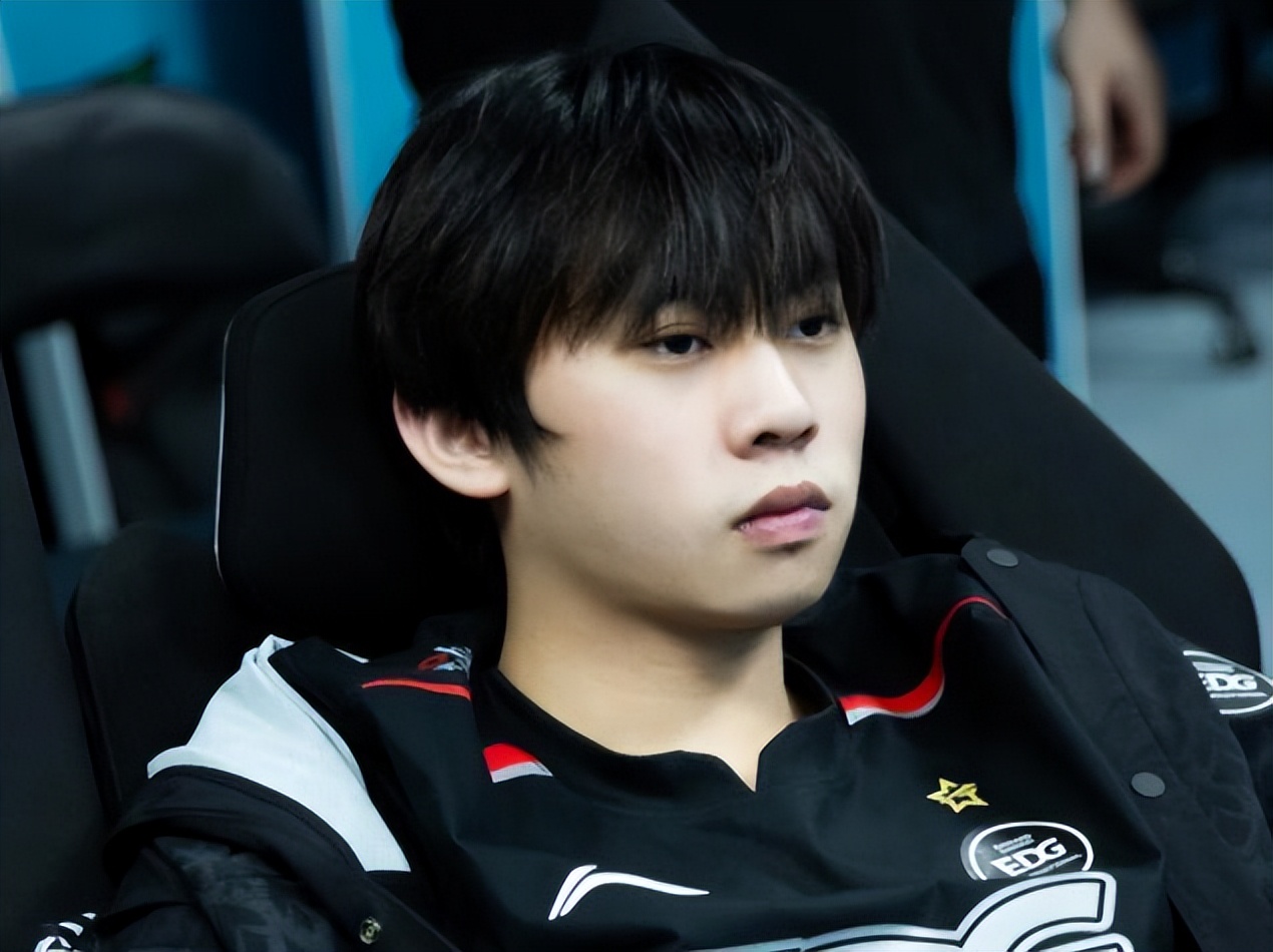 EDG beats OMG, an embarrassing stat update, Ale feels ashamed for taking first place - iNEWS