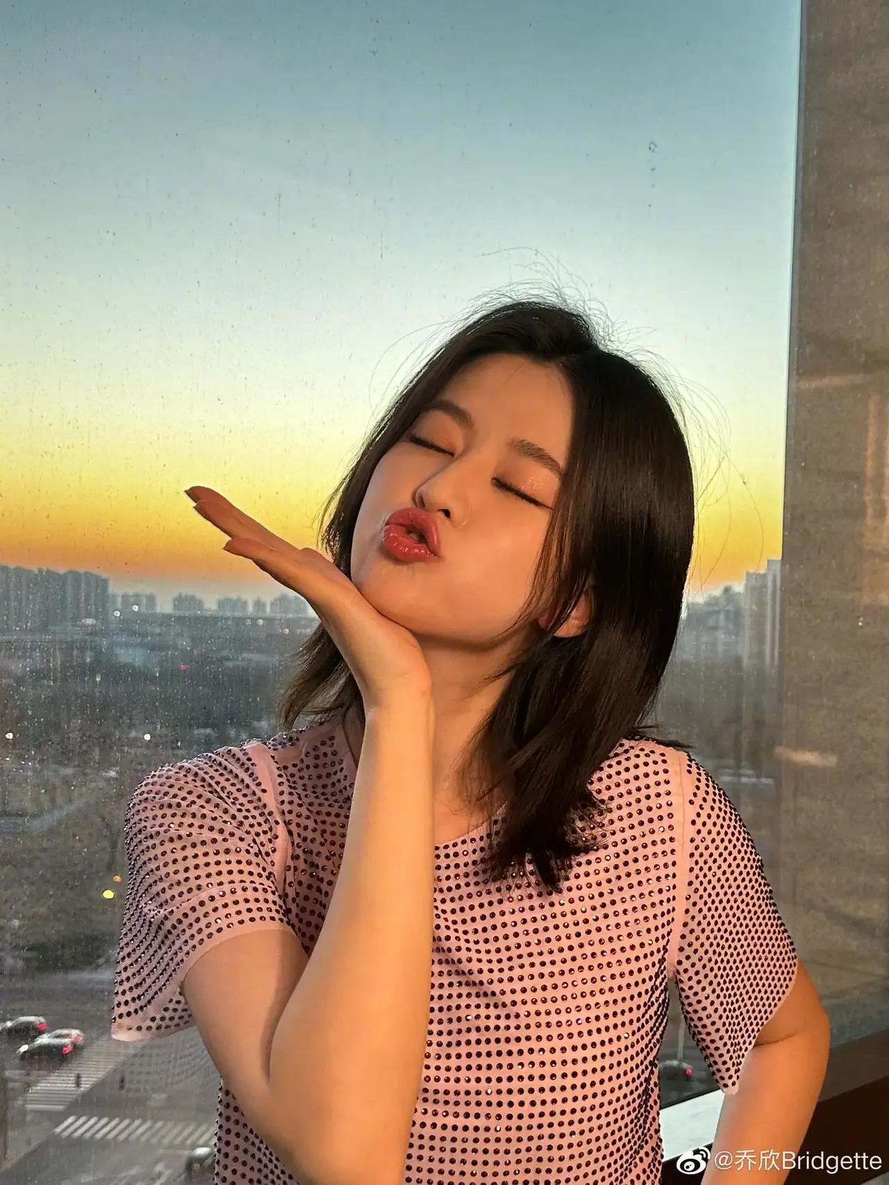 Qiao Xin's beautiful picture - iNEWS