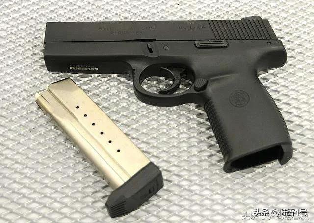 World Light Weapons--Pistols: American Smith & Wesson Sigma Semi-Auto ...