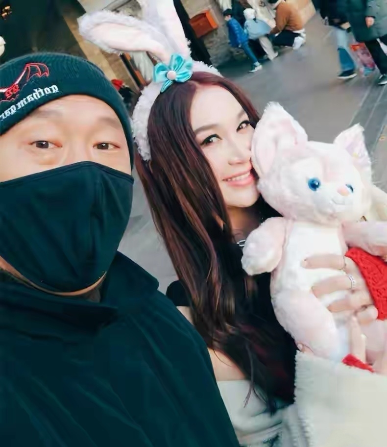 Wen Bixia and her husband are in the same frame as two generations. Her ...