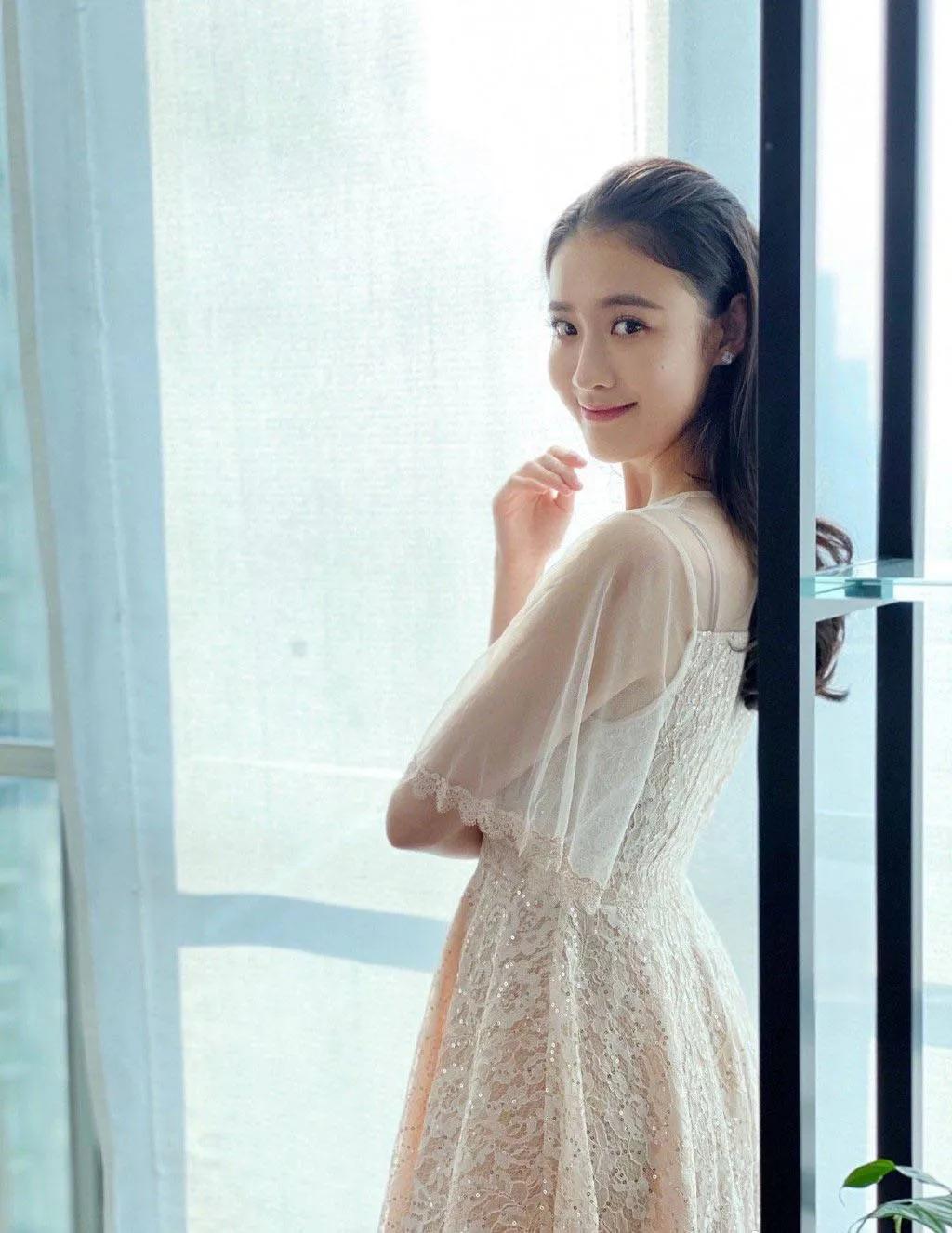 Yang Qiru: Like a flower like a jade, a lotus like a face - iNEWS