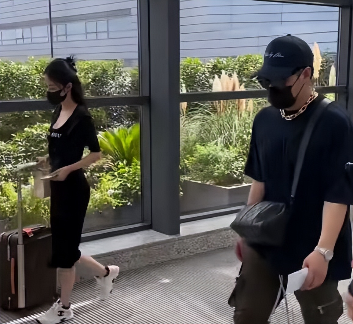 Wilber Pan and Xuanyun appeared at the airport, Xuanyun pushed the ...