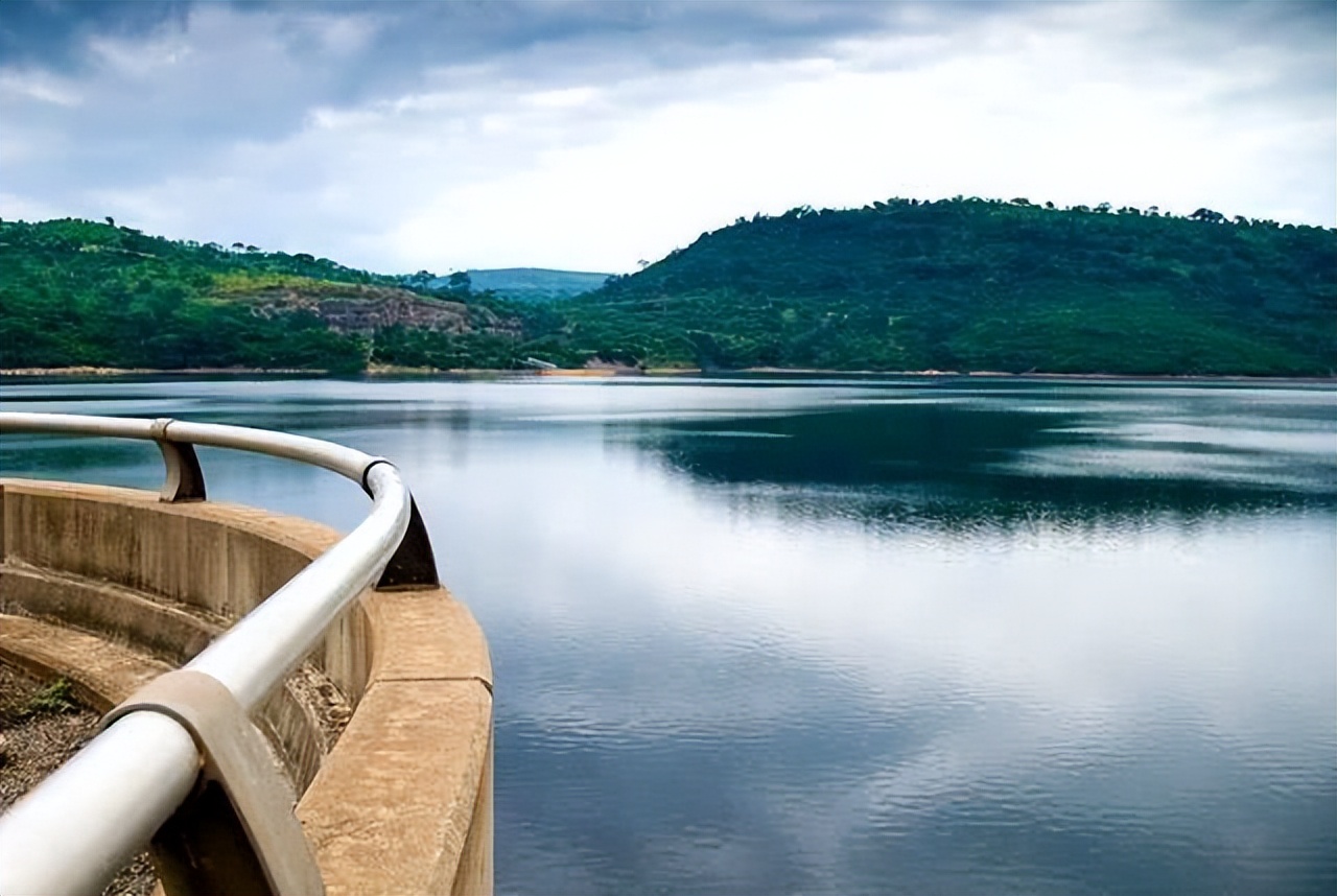Why did Ghana build the Akosombo Dam, the world's largest reservoir ...