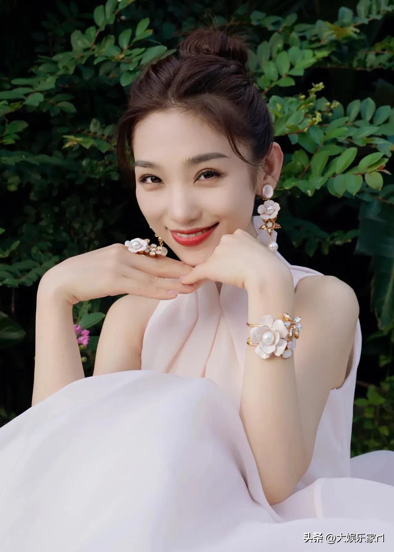 The smiling eyes are talking about her, Lan Yu - iNEWS