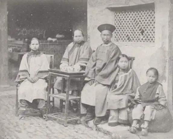 Old photos from the late Qing Dynasty: young, beautiful wives and ...