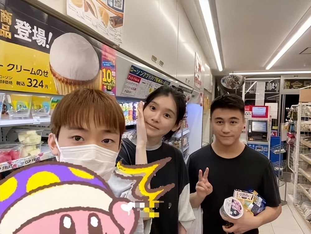 He Youjun and his young couple were met by chance in Tokyo, and Xi ...