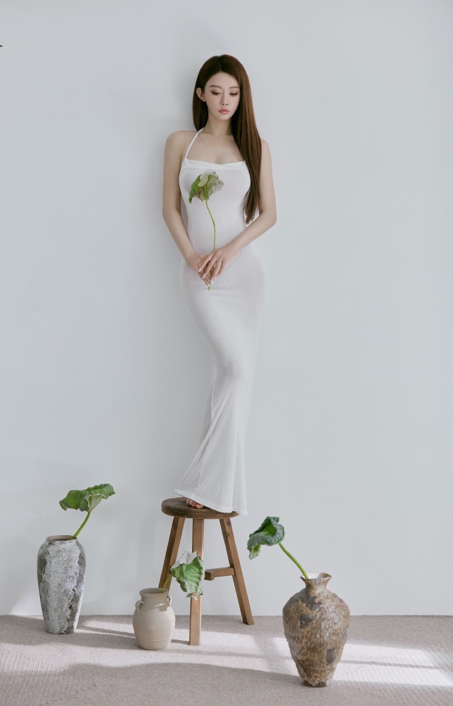 Actress Zhou Linjia shared a beautiful photo of a white backless dress ...