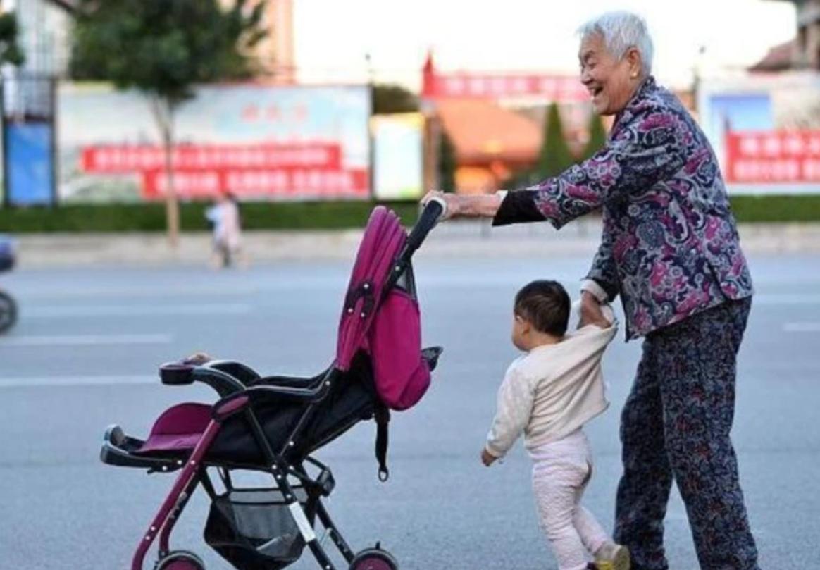 Strange scene in the hospital: grandma and nanny take the baby together ...