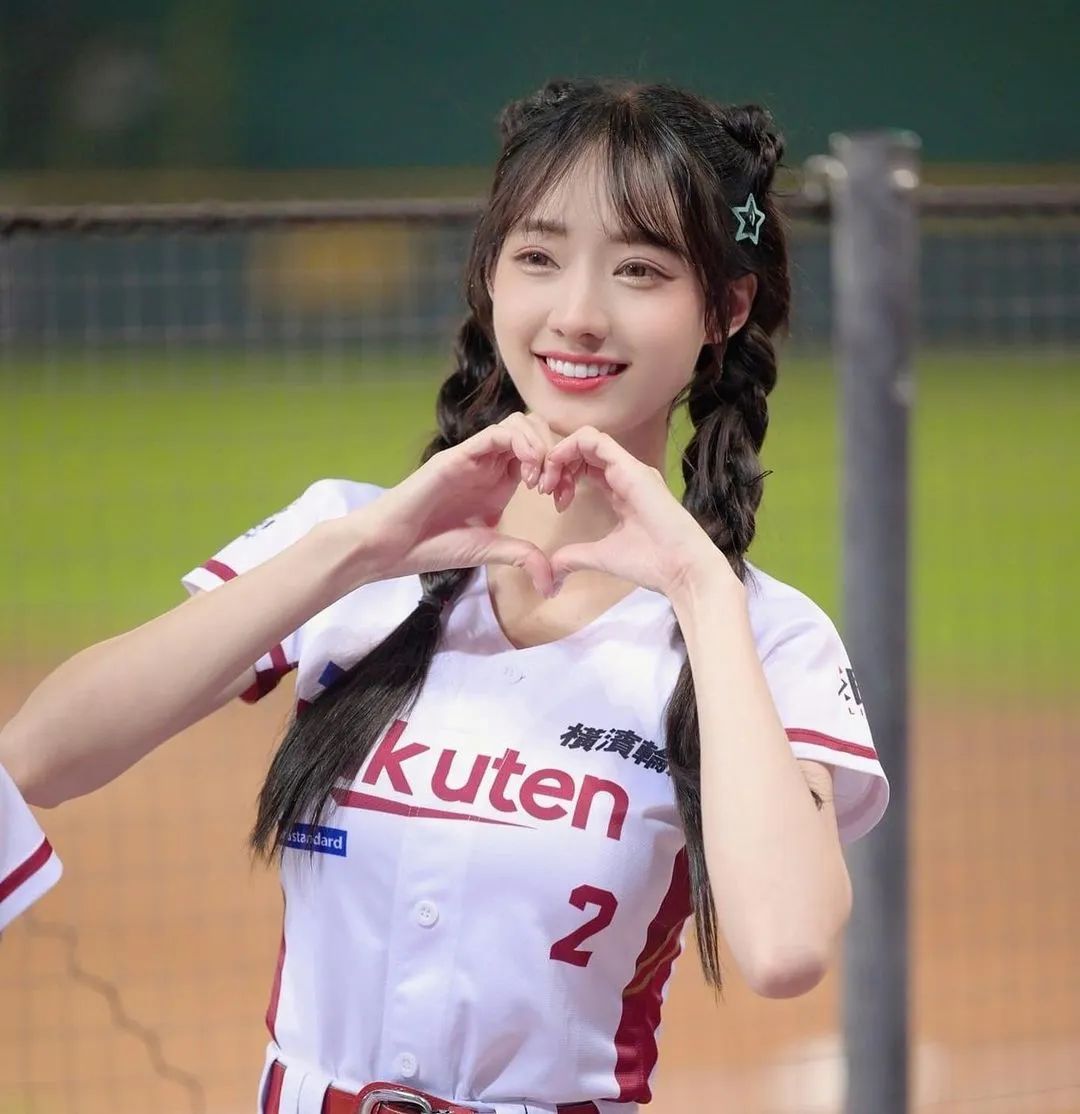 Taiwan beauty pageant runner-up! She is so beautiful in uniform - iNEWS
