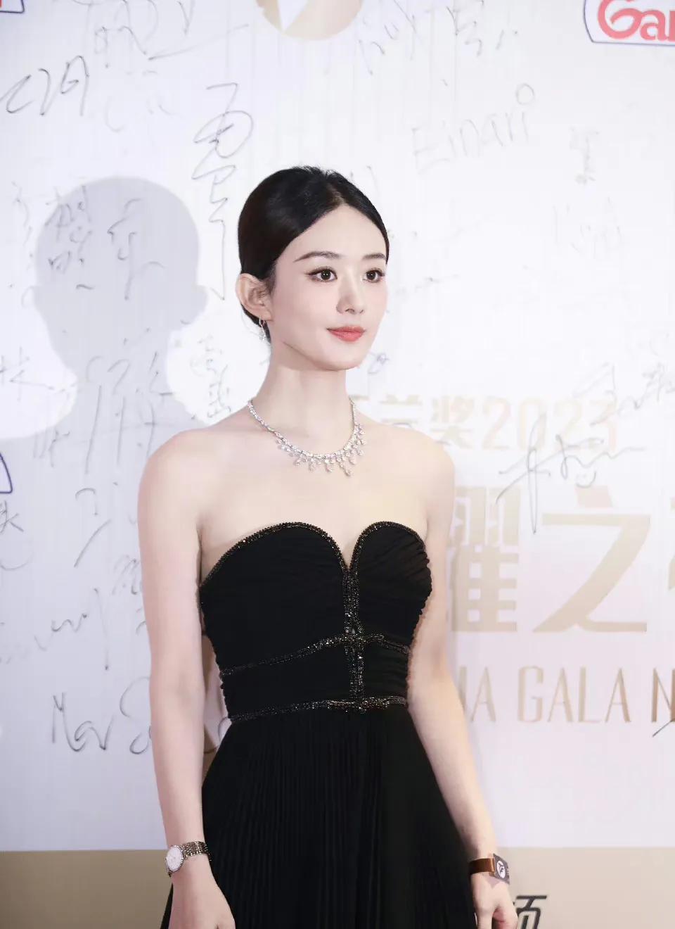 Zhao Liying and Yin Tao Magnolia received the award in the same frame ...