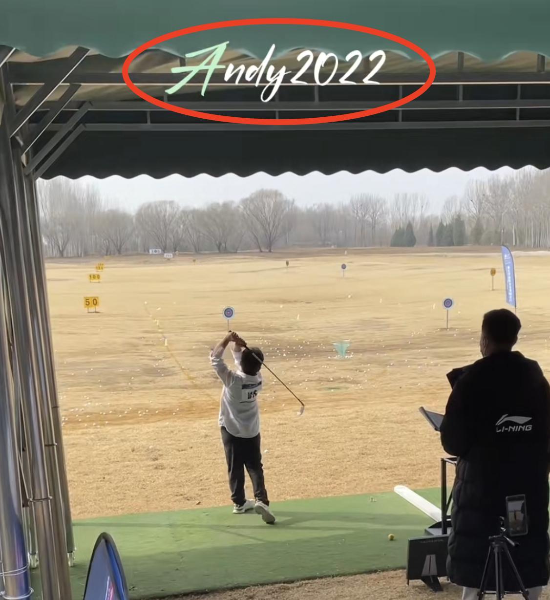 The eldest son of Yang Zi Huang Shengyi plays golf, and the 11-year-old ...