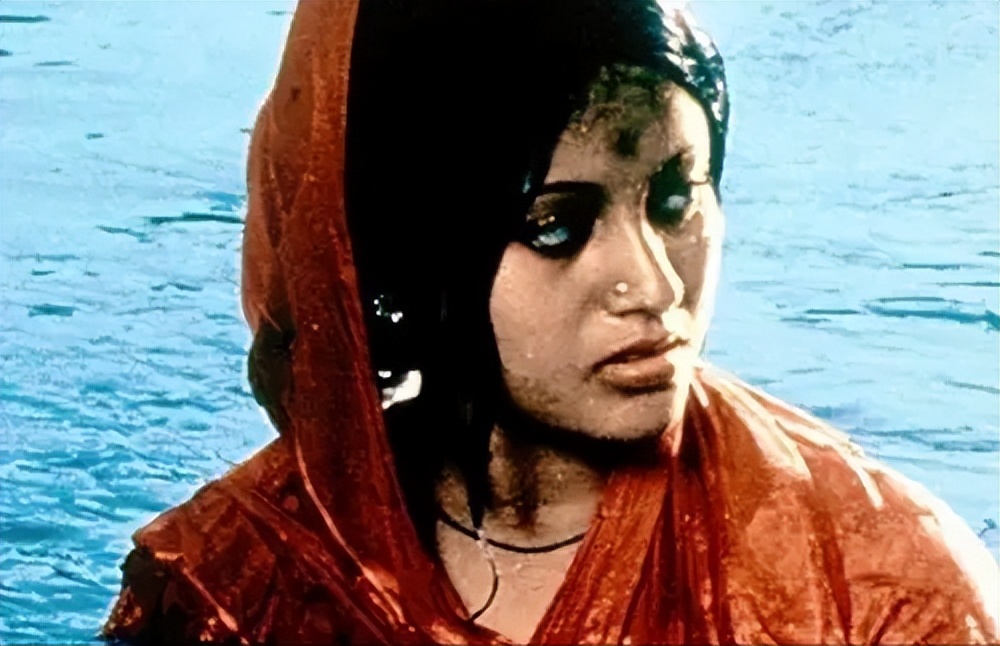 The Indian film "Distant Thunder" resonates with the audience through a ...