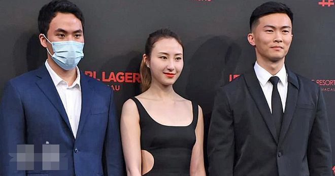 Rare group photo of gambling king family - iMedia