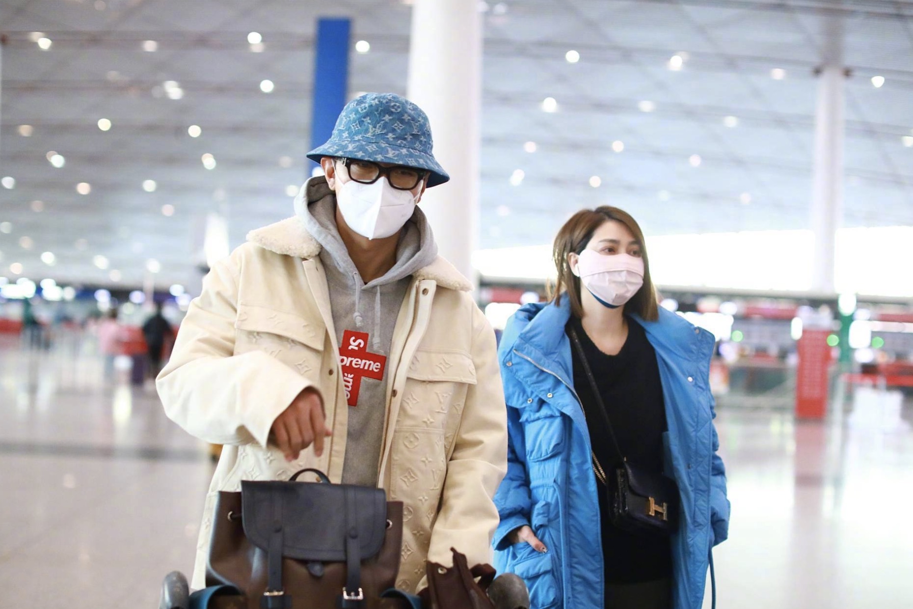 Zhang Danfeng and Hong Xin appeared at the airport, happily greeted the media, their ...