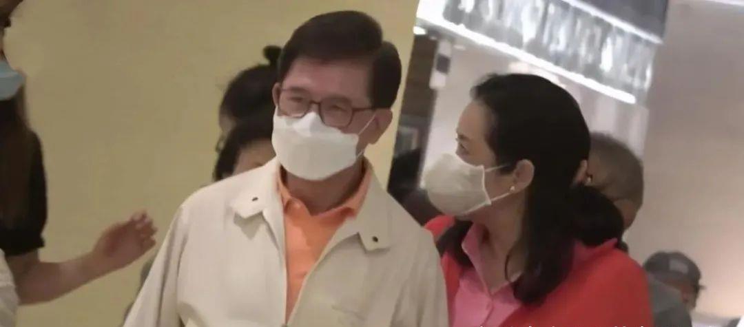 Guo Jingjing's mother-in-law wore pink tights to go shopping, 62-year ...