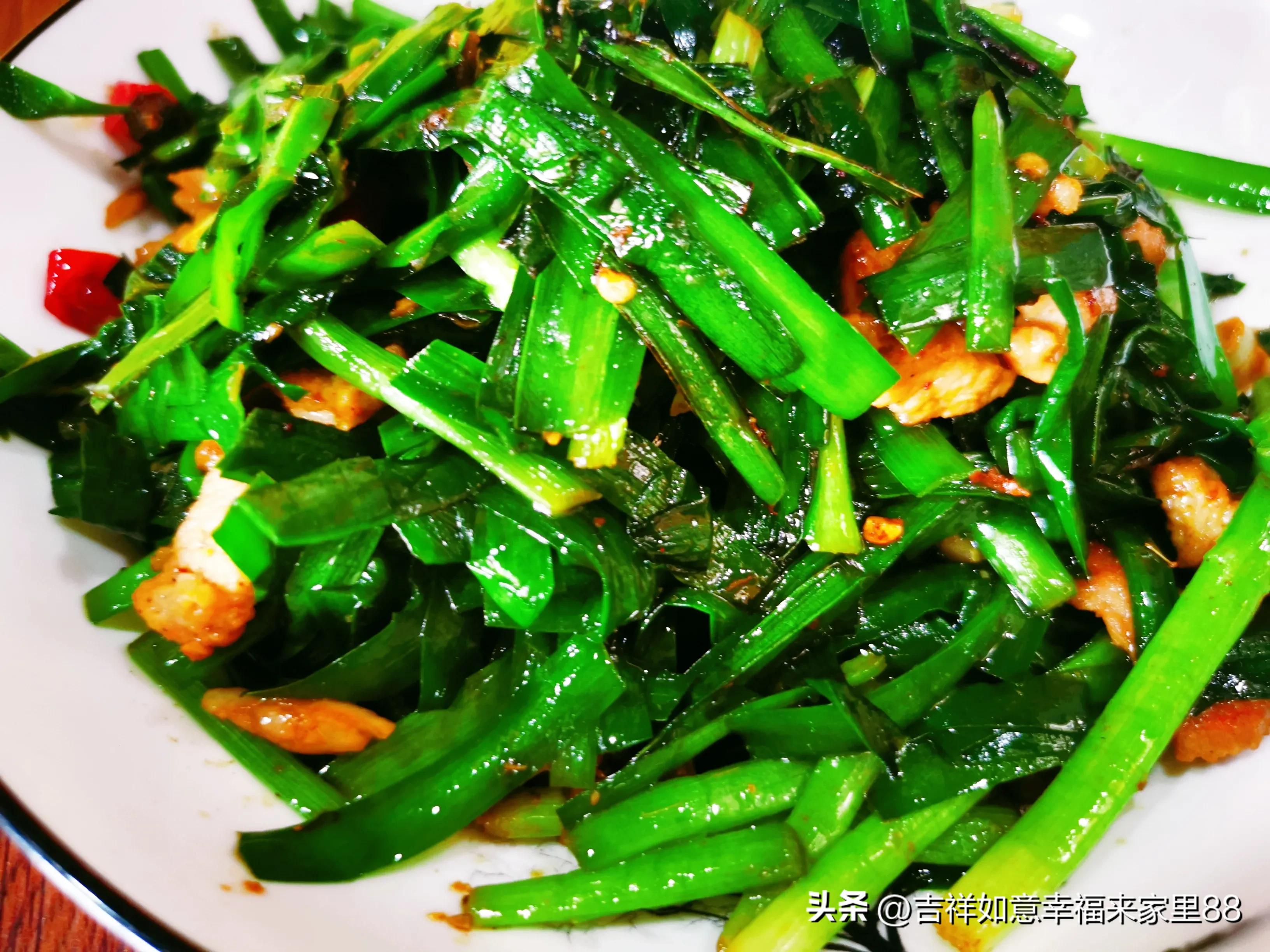 Stir-fried pork slices with cumin and leeks, the leeks are very chewy ...