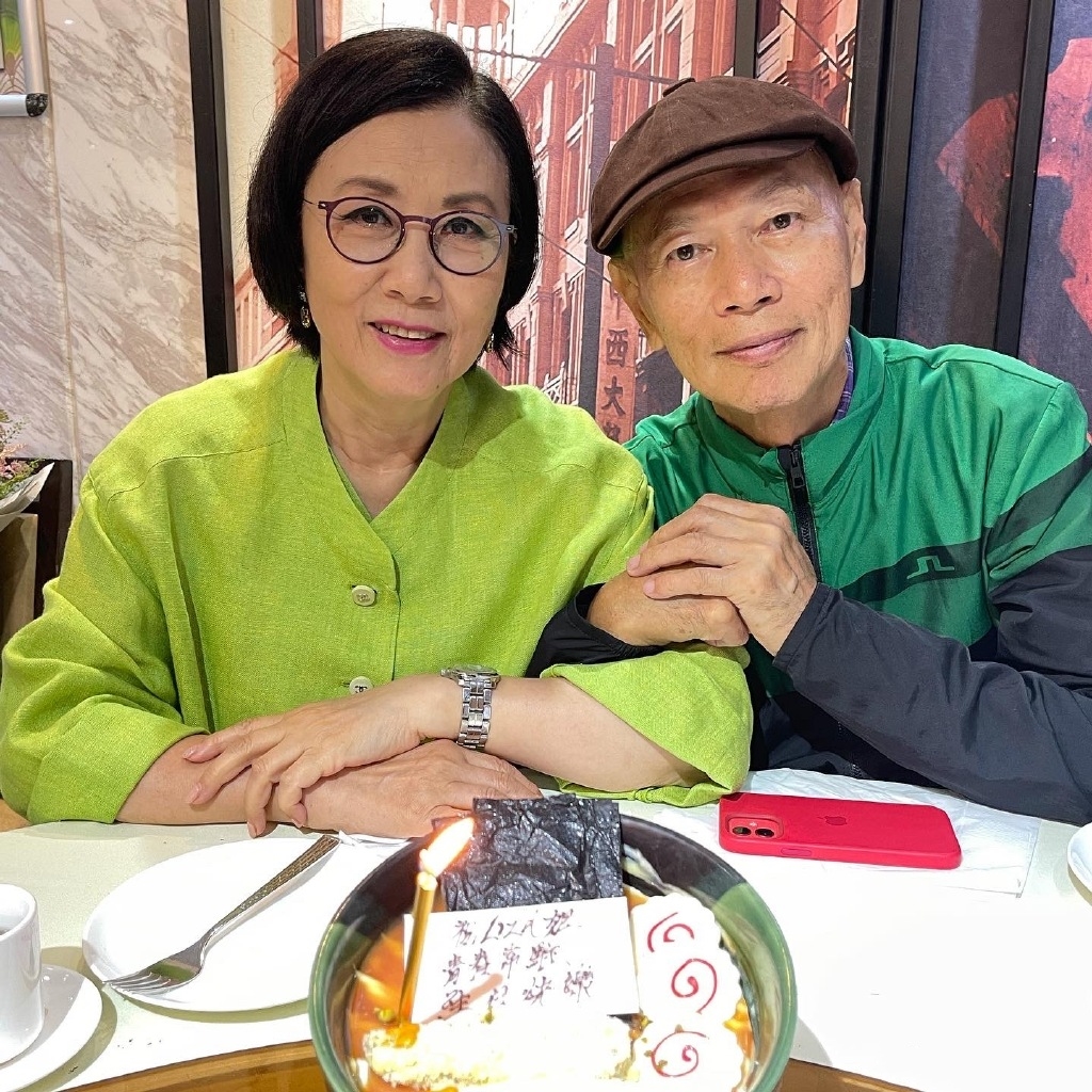 Wang Mingquan's husband paid tribute to the death of the Queen - iNEWS
