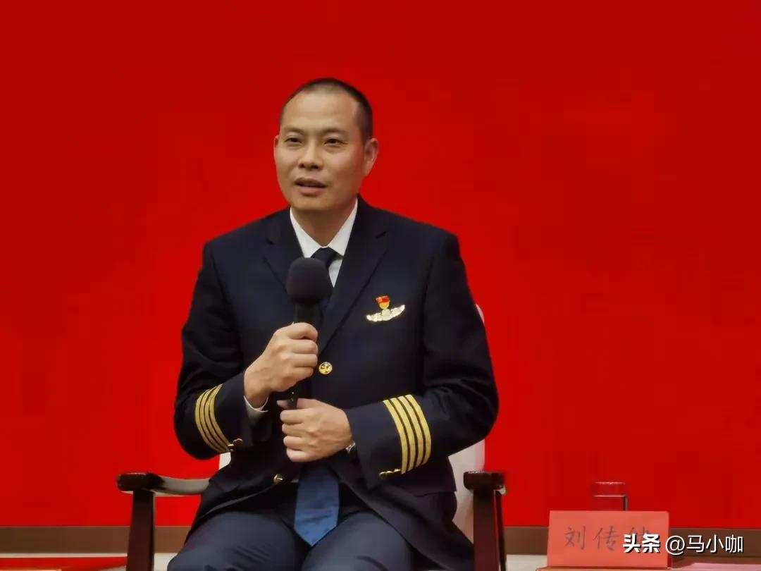 China's 'hero captain' Liu Chuanjian!128 lives saved in 34 minutes - iNEWS