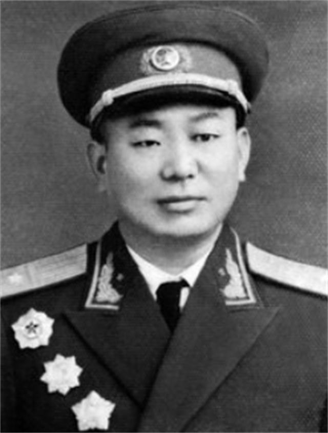 In 1955, Ye Jianying presided over the conferring ceremony and saw the ...