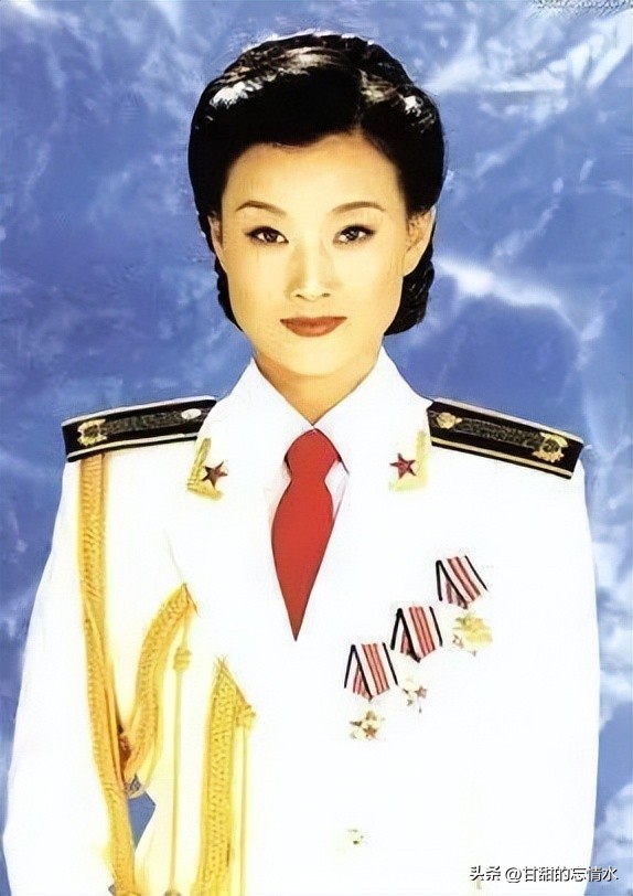 The man is masculine, the woman is sunny, 8 pairs of military singers ...