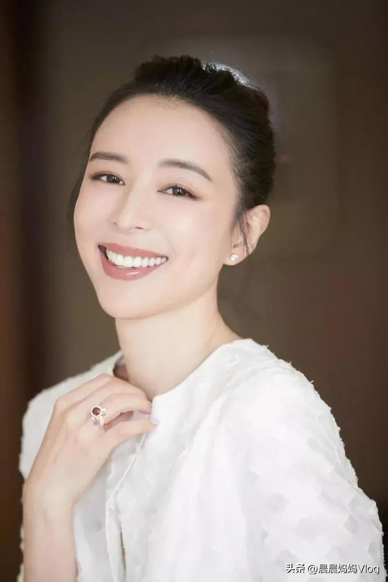 Share pictures - Zhang Jingchu's exquisite photo shoot - iNEWS