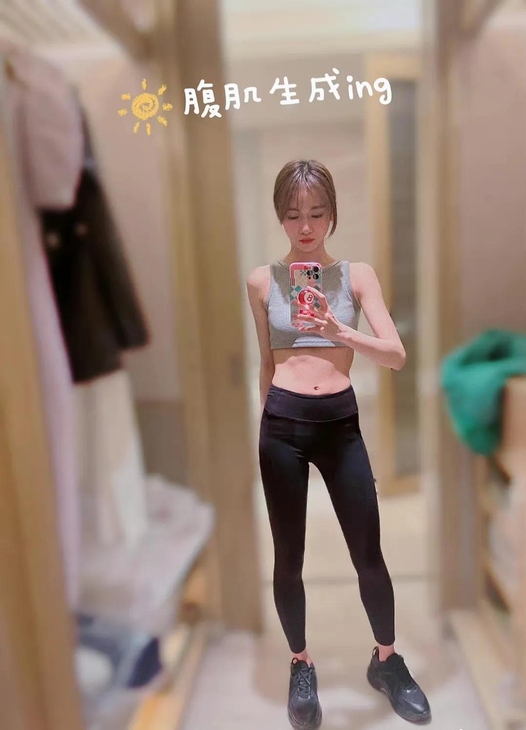 Wu Jinyan's fitness photos!Black leggings show off your legs and a small T-shirt shows your abs ...
