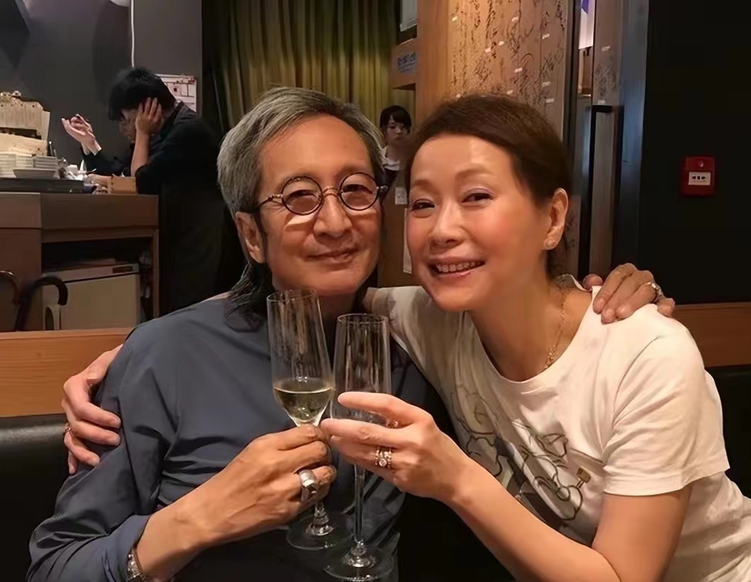 "Xu Xian" Ye Tong attended the party without makeup, wearing leopard ...