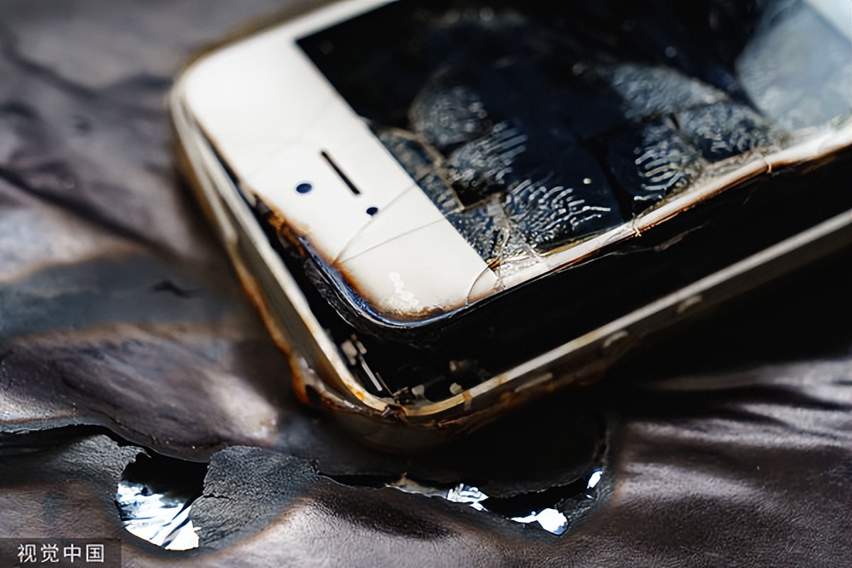 The mobile phone exploded suddenly when it was charging in the pocket ...