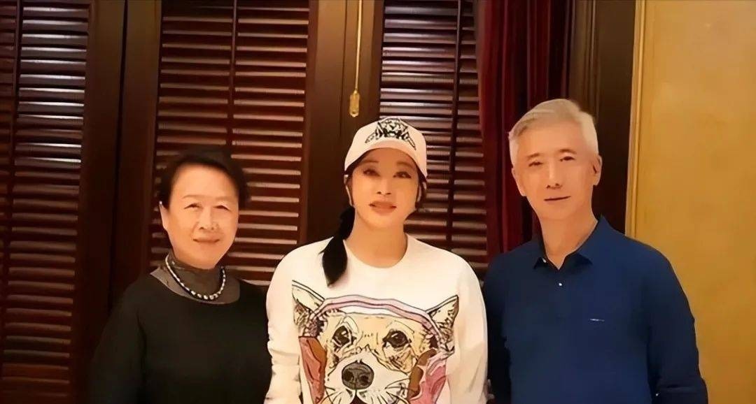 70-year-old Liu Xiaoqing plays badminton! Wearing a miniskirt, she is ...