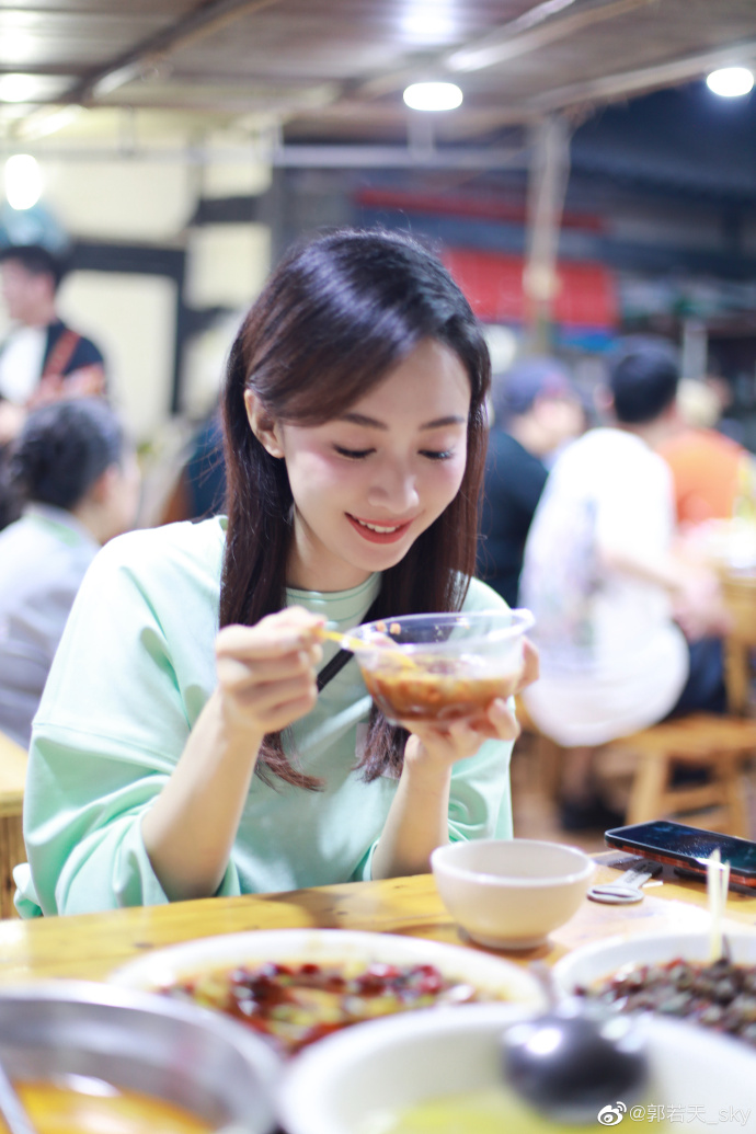 The post-95 female anchor Guo Ruotian wore blue and green clothes and ...