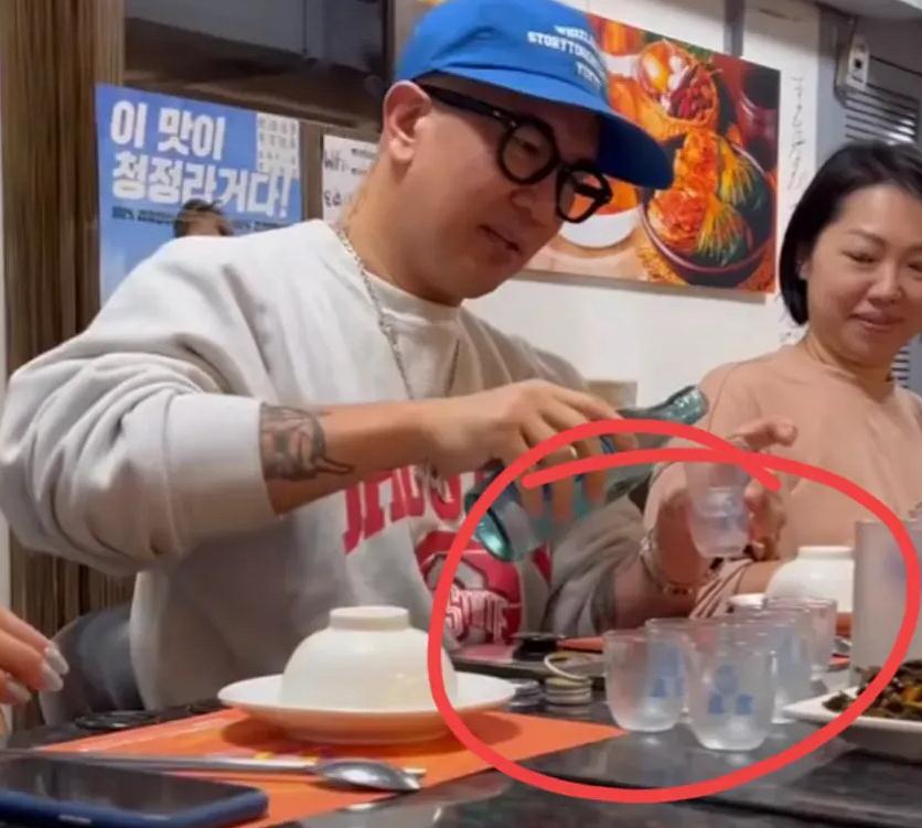 Gu Junye had a dinner with fans, poured wine for fans intimately, and ...