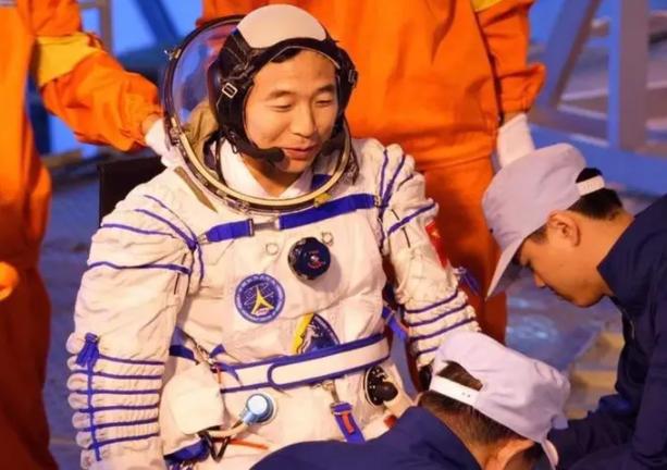 Yang Liwei heard a "knock on the door" in space, and the mystery was ...