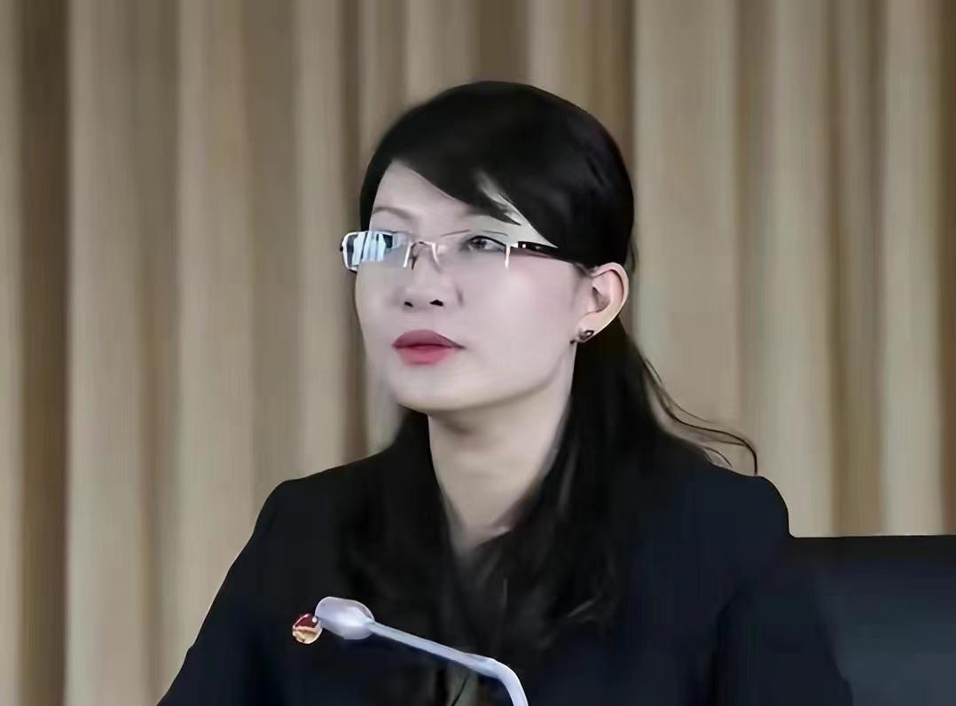 Duan Ying has improper relationships with many people. Looking at her ...