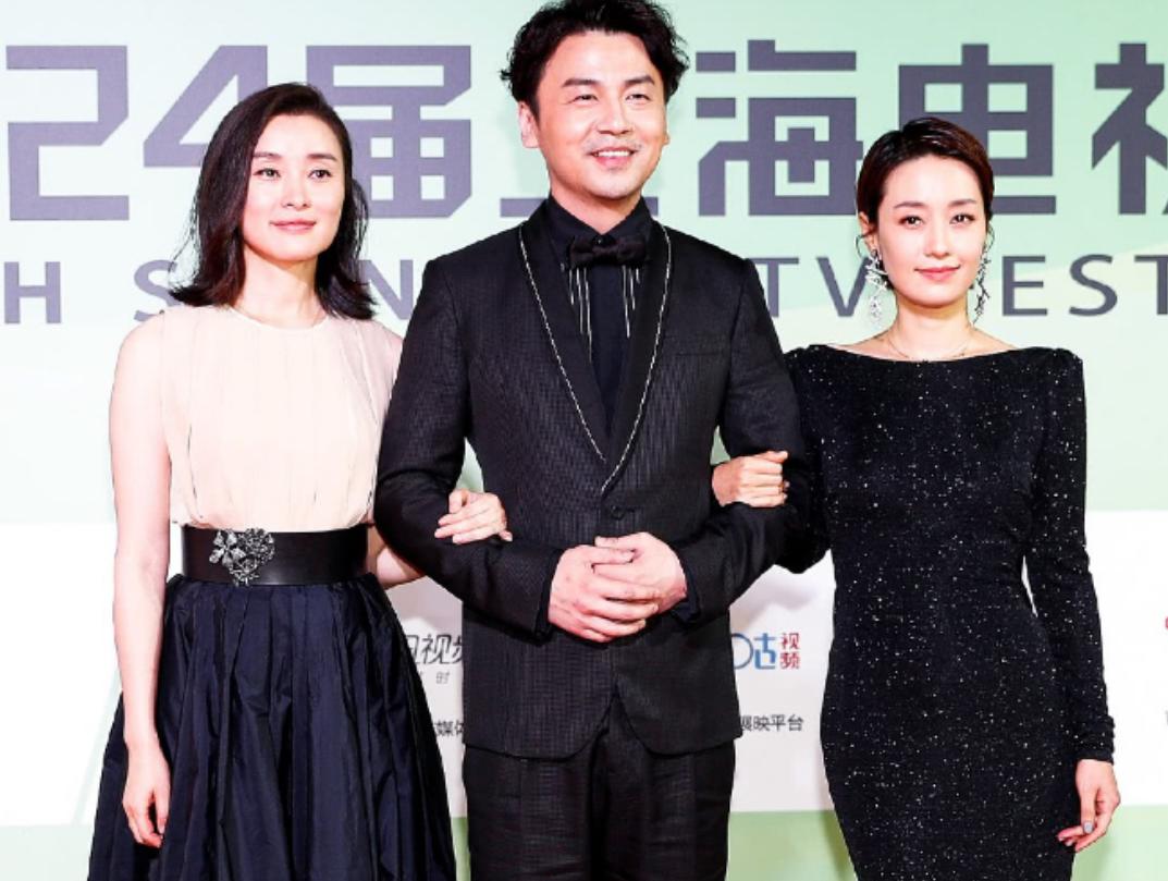 Ma Yili congratulates Lei Jiayin and Wu Yue for winning the award - iNEWS