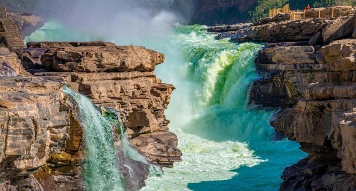 The Hukou Waterfall of the Yellow River is surging with green waves ...