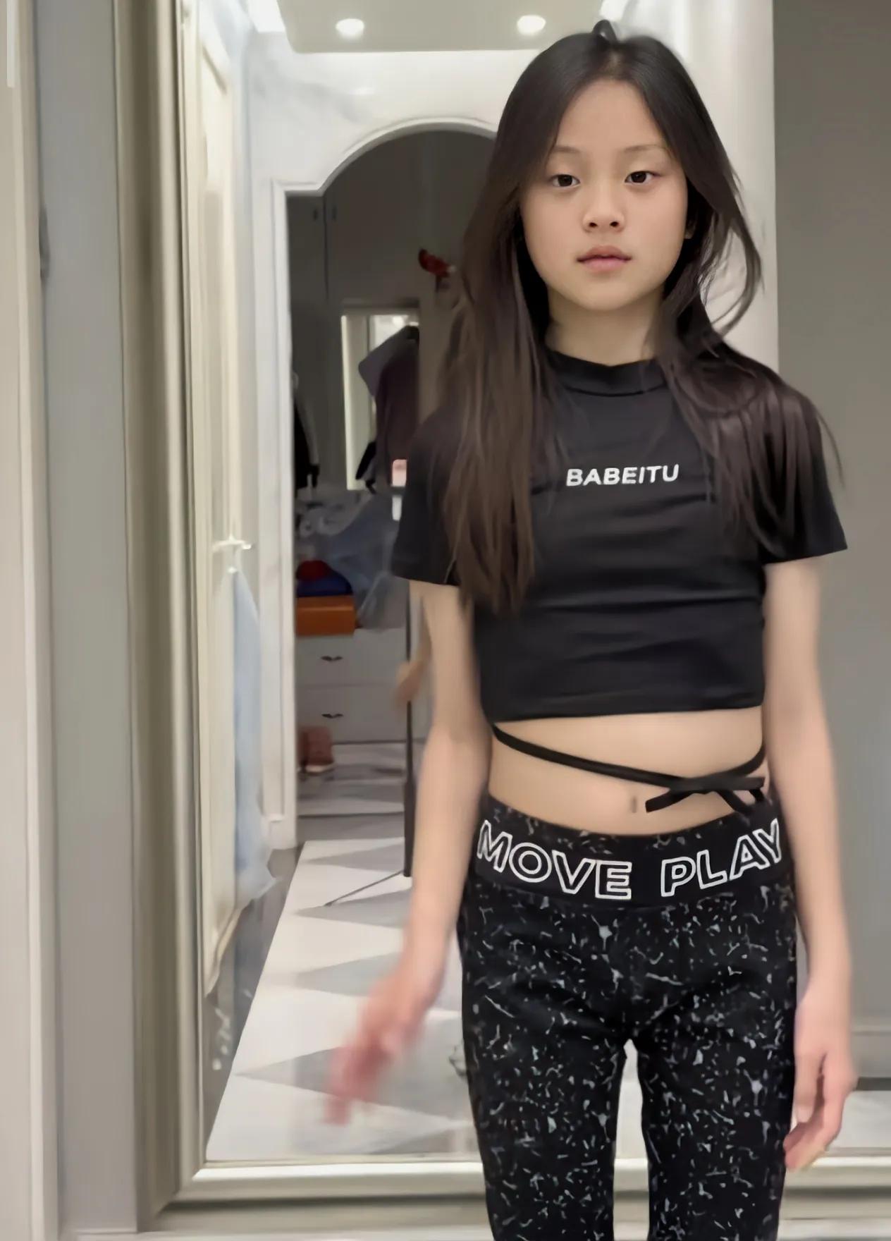 Li Xiaolu's daughter was raped by the Internet and wore a sexy navel ...