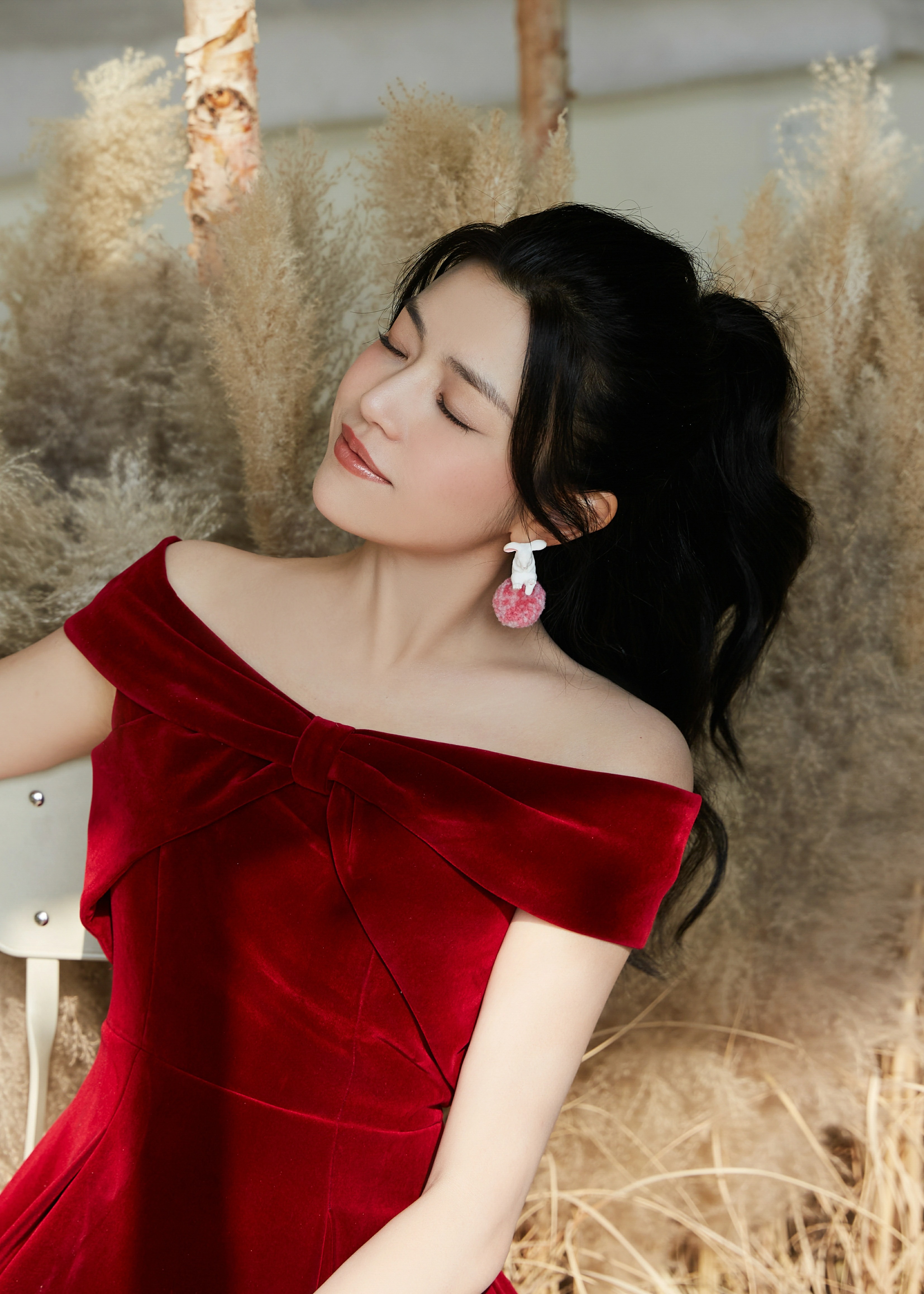 Chen Yanxi's red velvet one-shoulder dress with high heels is so beautiful and beautiful - iNEWS