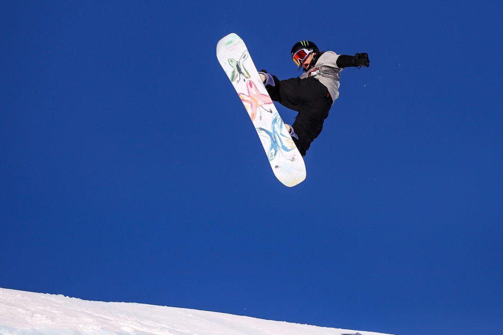 Chinese snowboarder Su Yiming is certified by the Guinness Book of ...