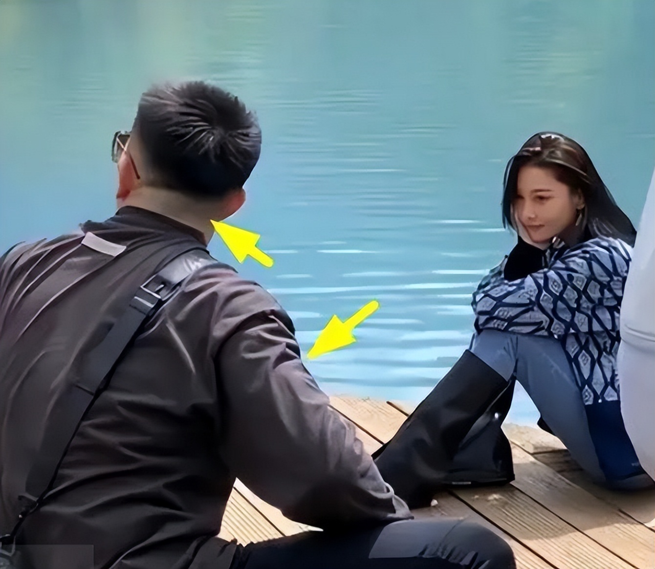 I met Zhang Xinyu and his wife by chance in Blue Moon Valley. He Jie squatted down to take ...