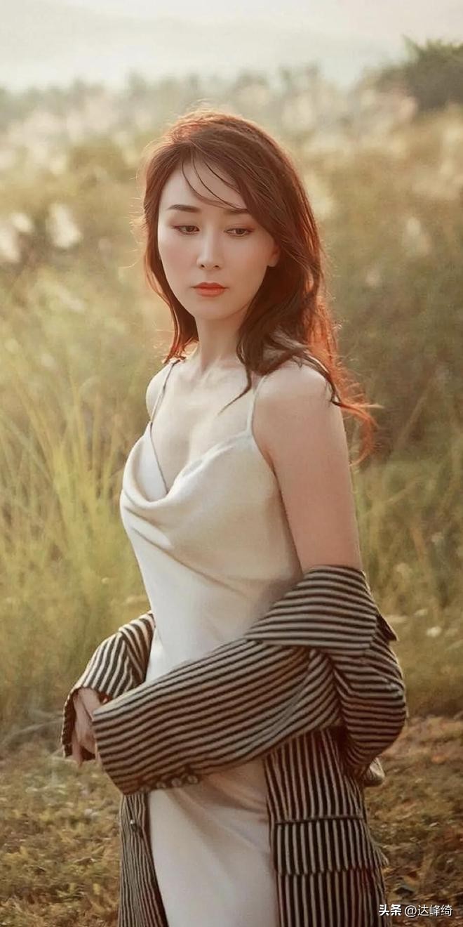 Hu Jing is a talented female star who became famous with Su Moer in "The Secret History of ...