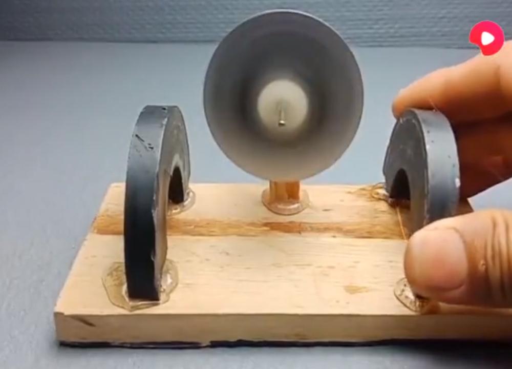 Perpetual motion machine is coming?Without a power supply, two magnets ...