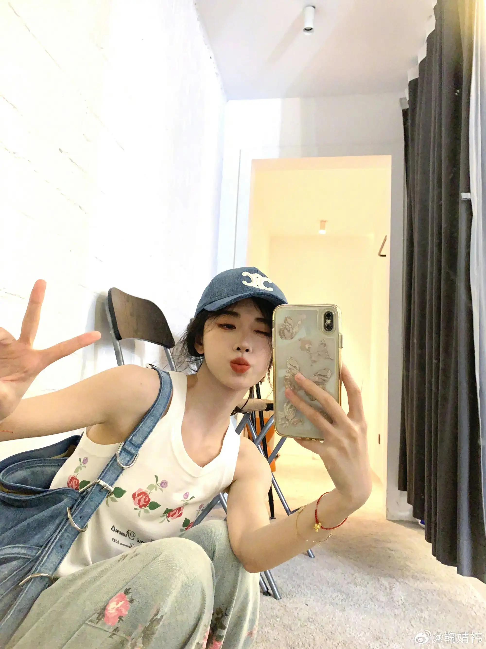 Ju Jingyi's selfie is here again. Let's learn from this little Ju to ...