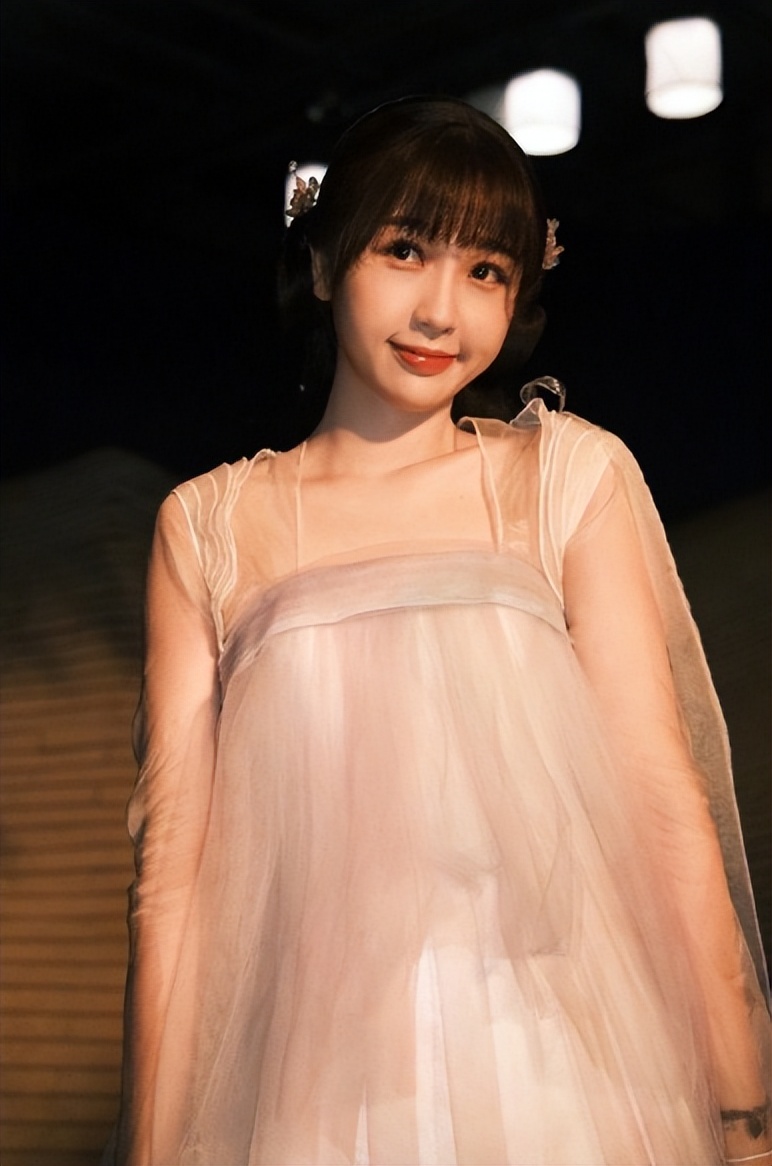 Yu Shuxin's white dress shows fairy temperament - iNEWS