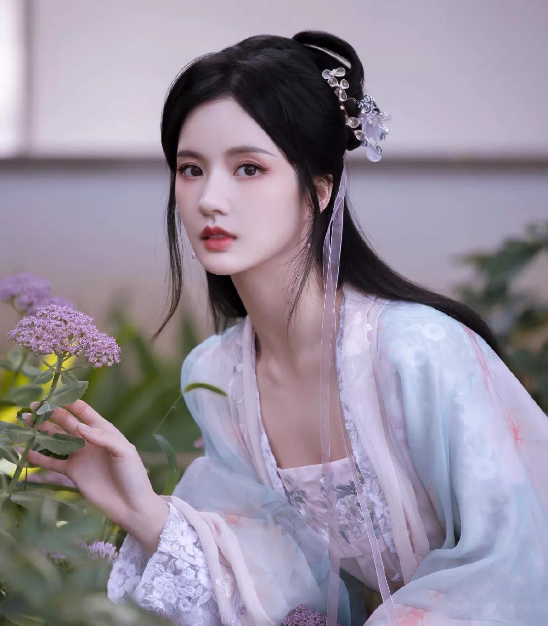 Liu Xiening: As light as the wind, like a fairy, the style of ancient ...