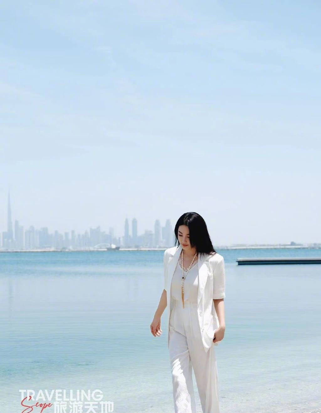 Zhang Yuqi's desert red dress released a large off-the-shoulder shape ...